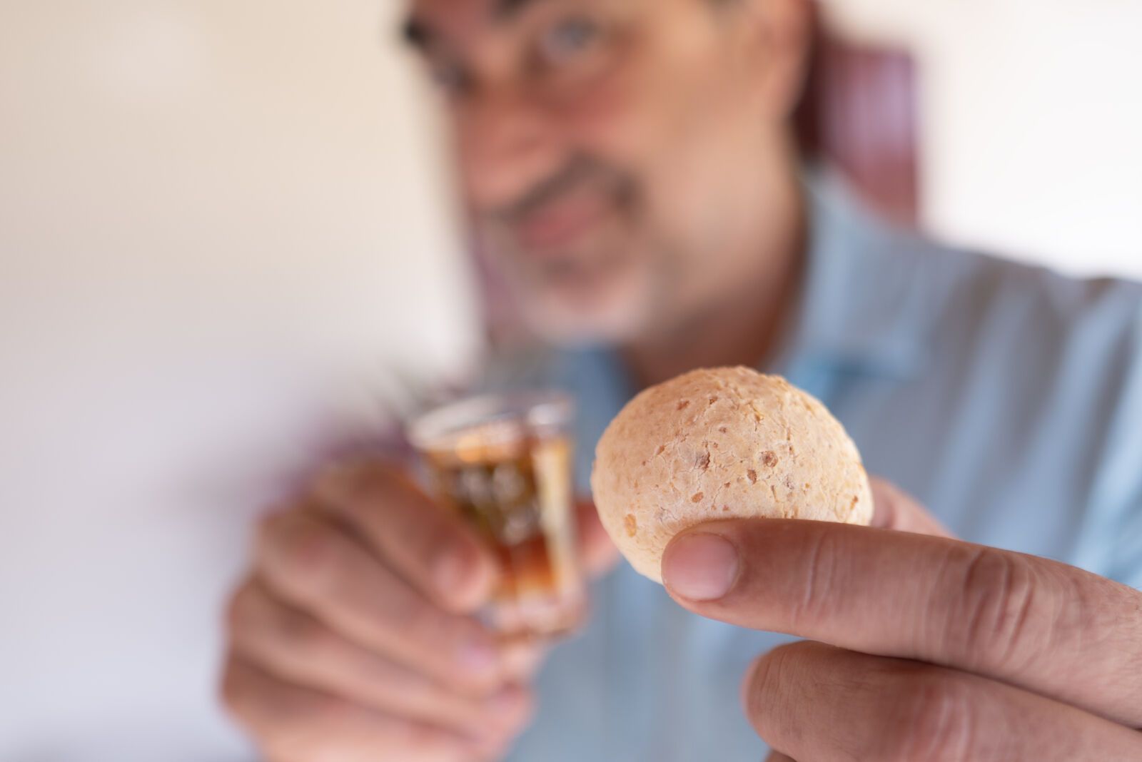 Apresentamos a Zeca Camargo a cachaça de Conceição do Mato Dentro ...